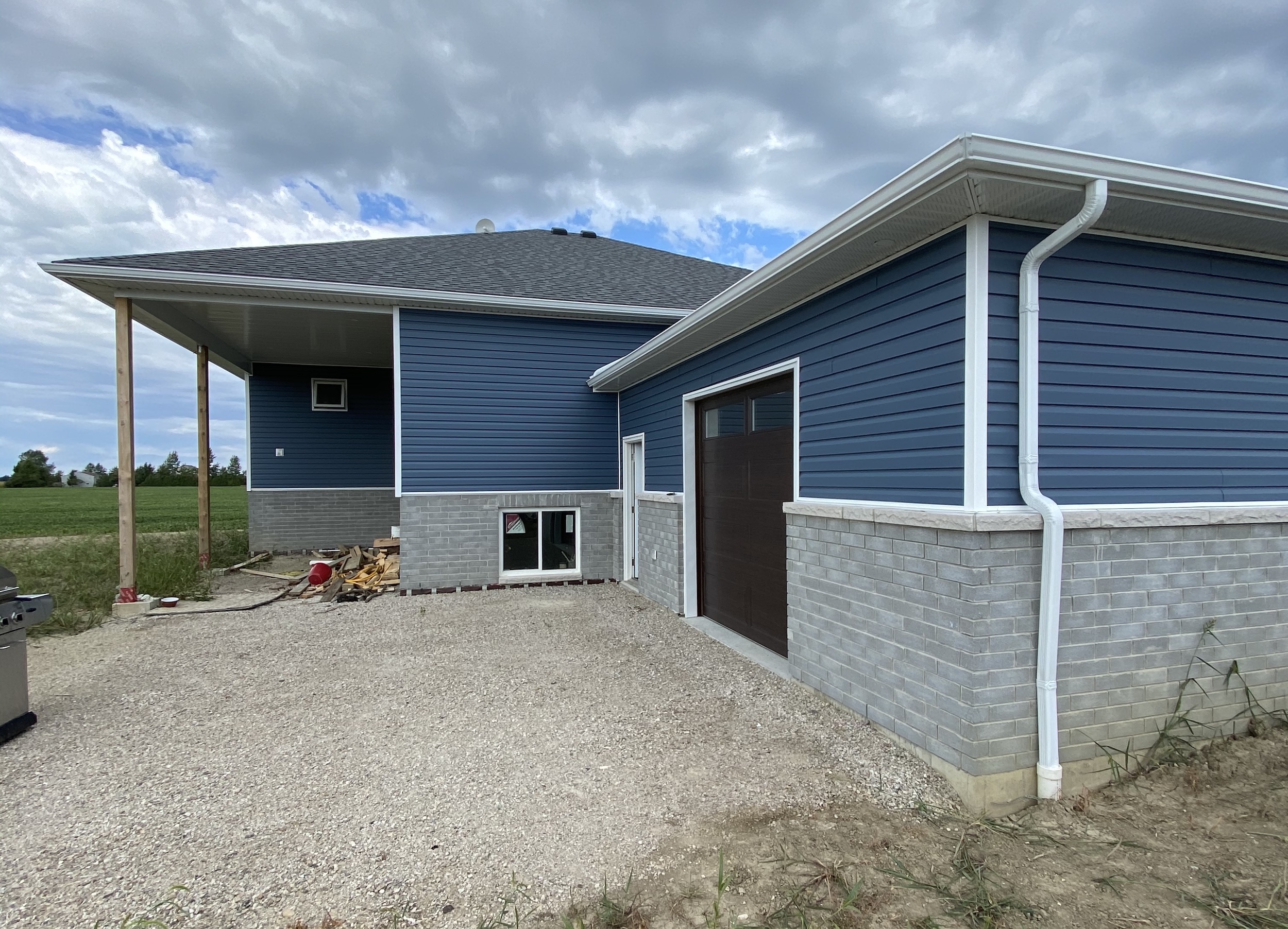 Seamless Eavestroughs – Authentic Exteriors